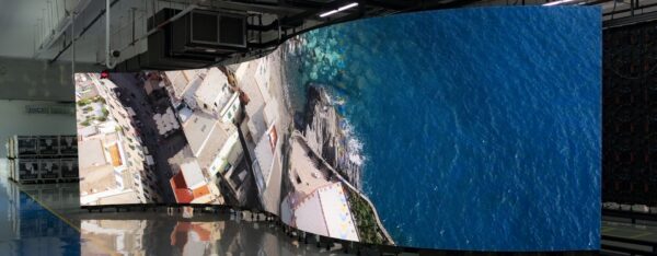 Curved LED Display: Ultra-Fine Pixel Pitch, Color Accuracy & Versatile ...